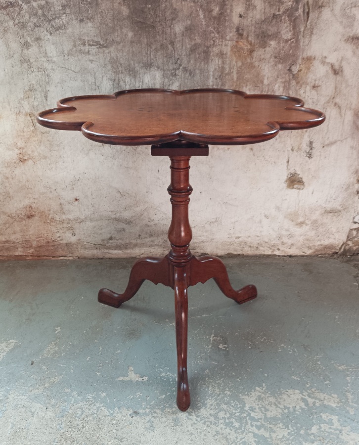 Georgian Style Scalloped Pie Crust Tilt Top Table