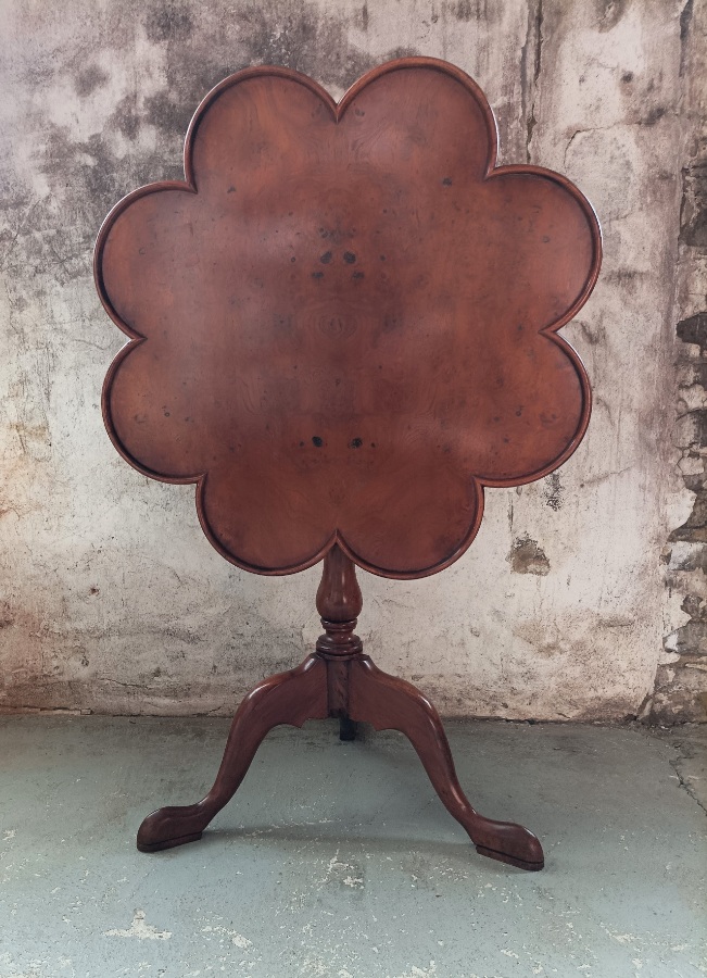 Georgian Style Scalloped Pie Crust Tilt Top Table