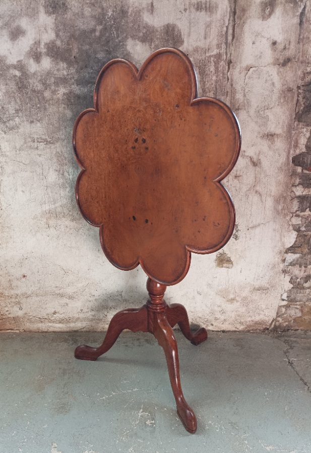Georgian Style Scalloped Pie Crust Tilt Top Table