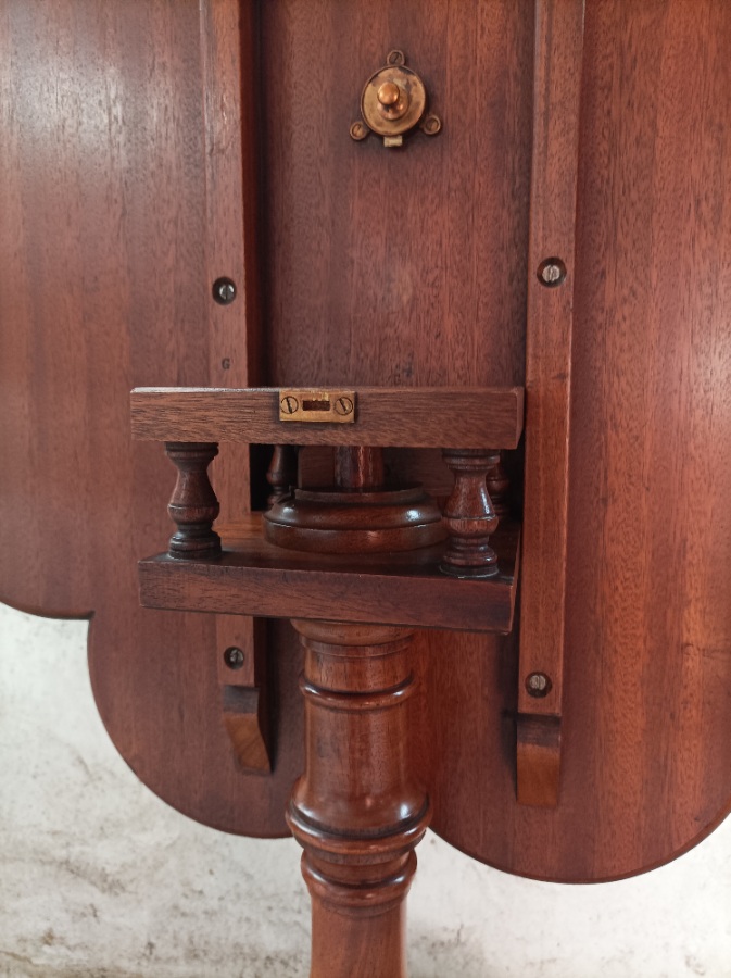 Georgian Style Scalloped Pie Crust Tilt Top Table